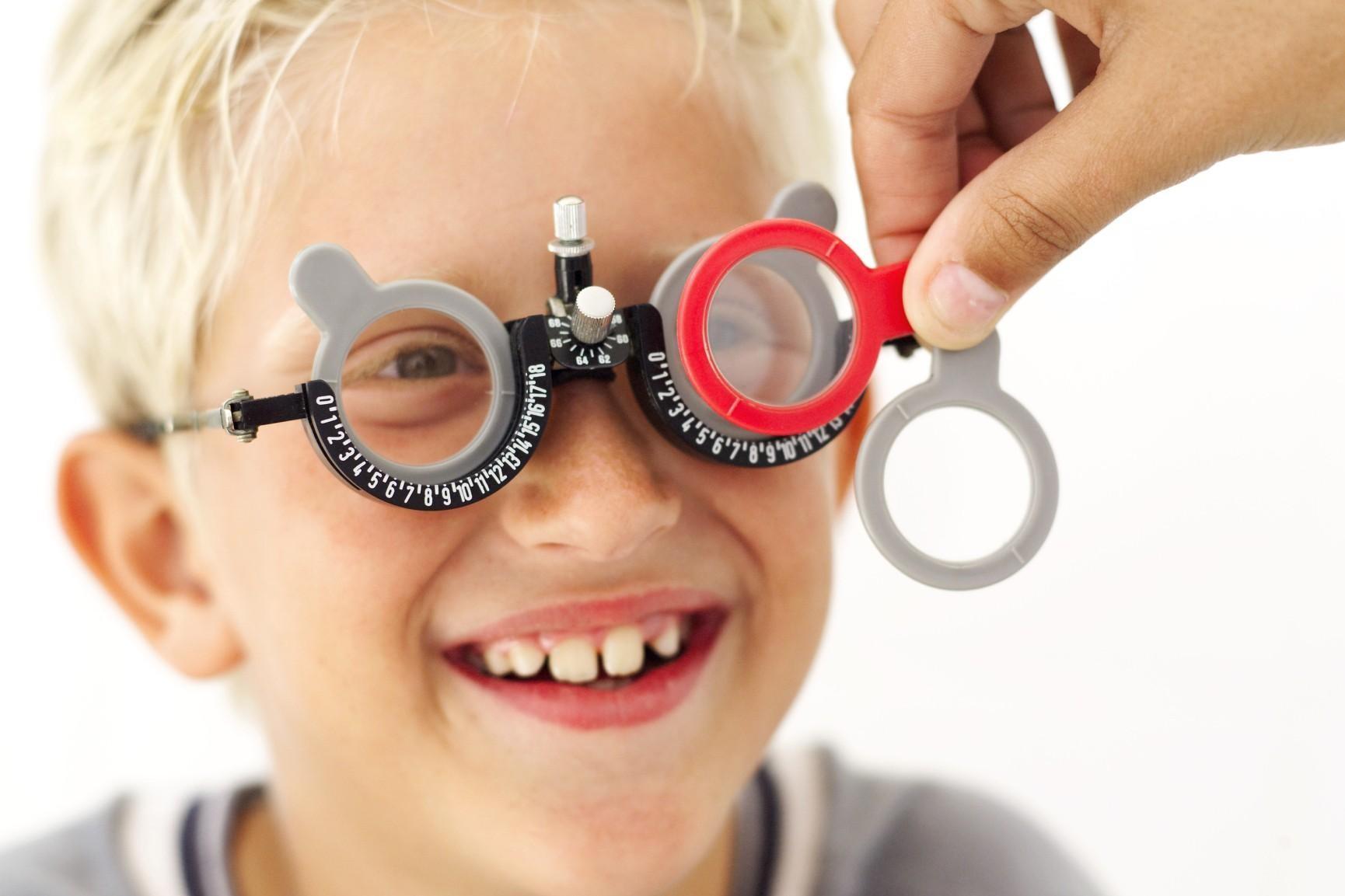 Miopia nei bambini: sintomi, cause, cura e regressione - NanoPress Donna