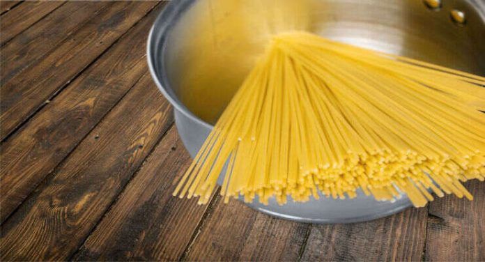 Buco nel mestolo della pasta, ecco qual è la sua funzione: non è ...