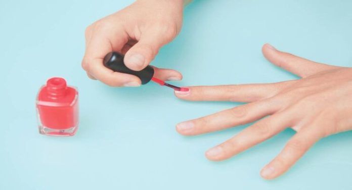 Smalto vecchio, NON azzardarti a gettarlo: puoi riutilizzarlo così ...